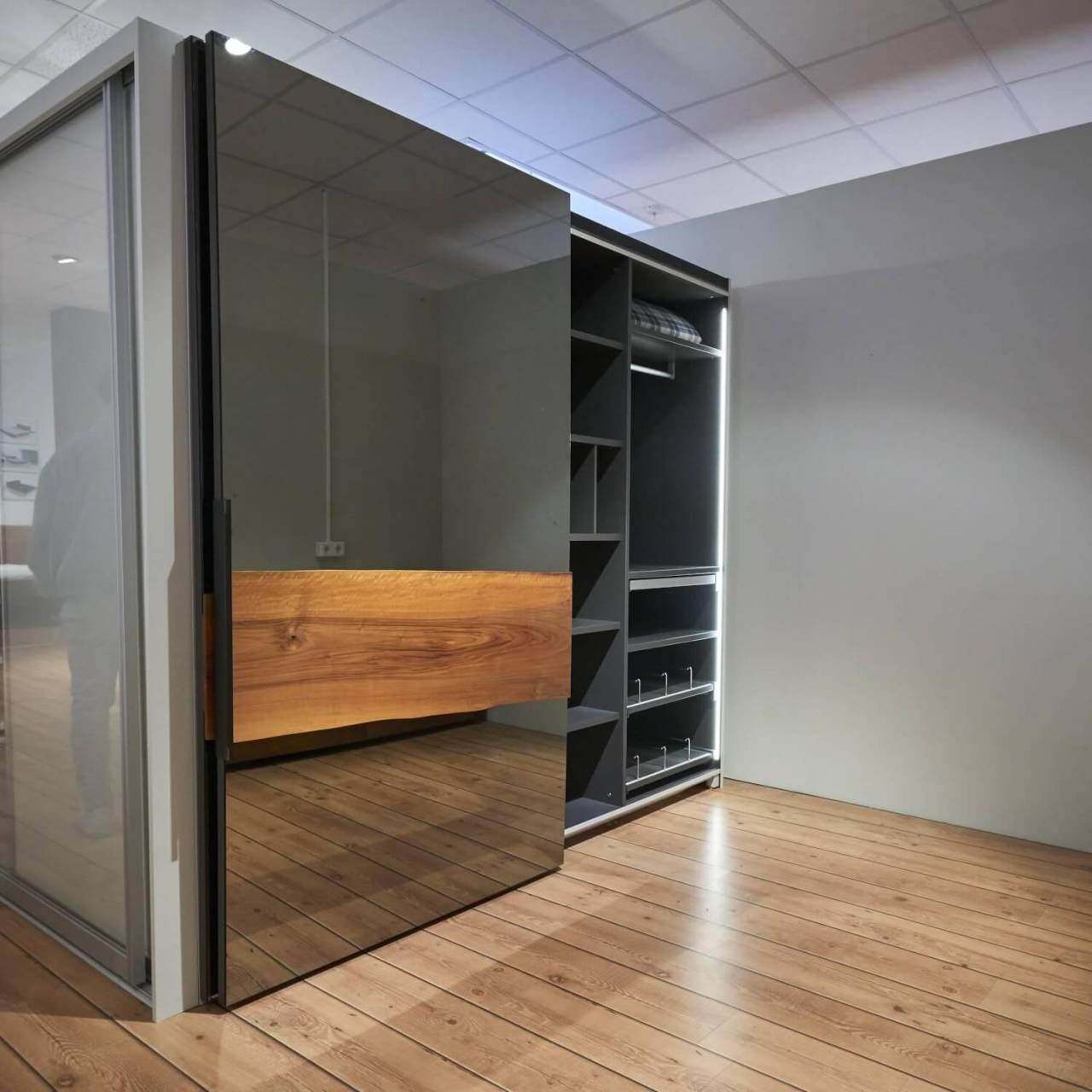 Schrank Mit Glasfront